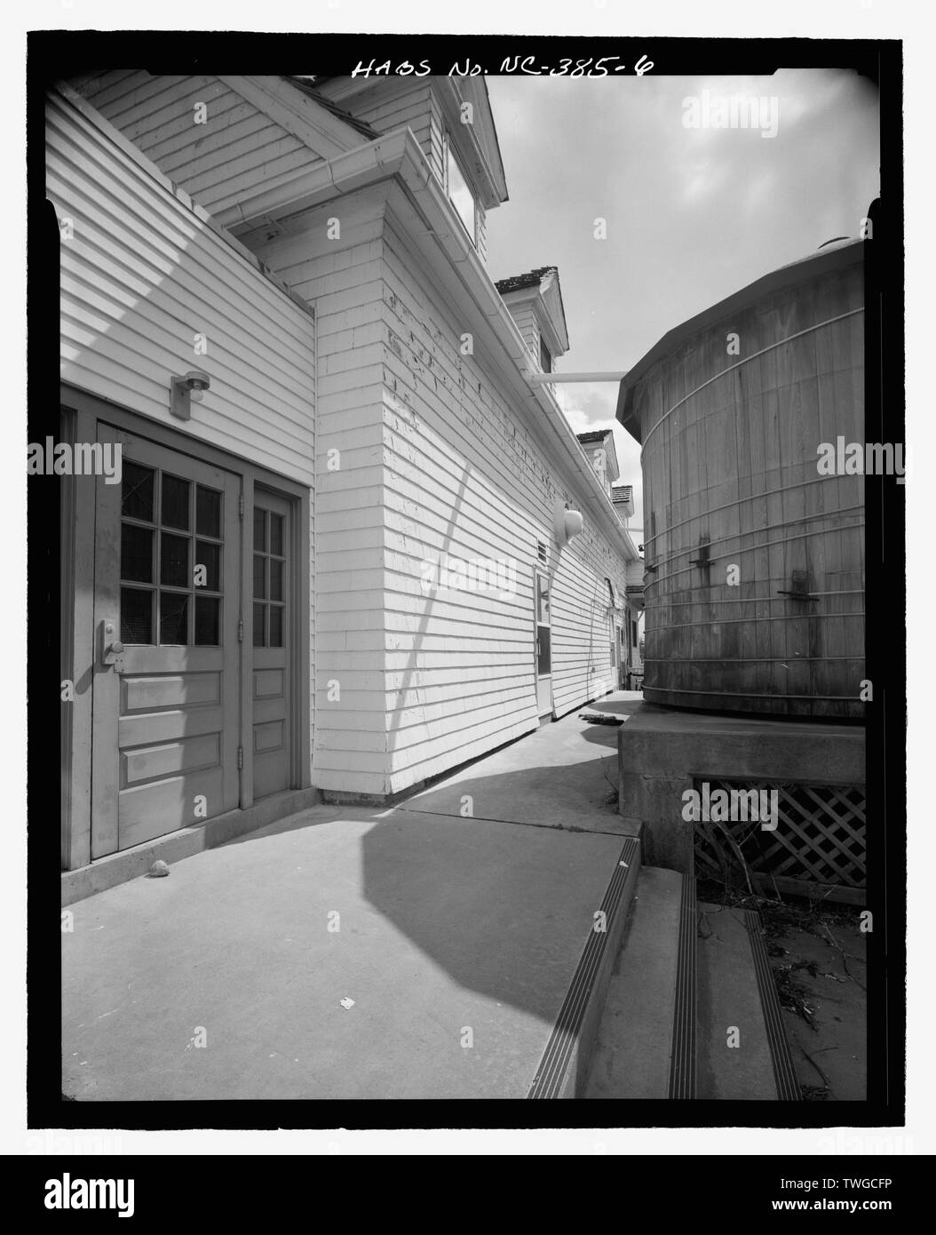 REAR LOOKING NORTHEAST. - Oregon Inlet Coast Guard Station, Northern ...