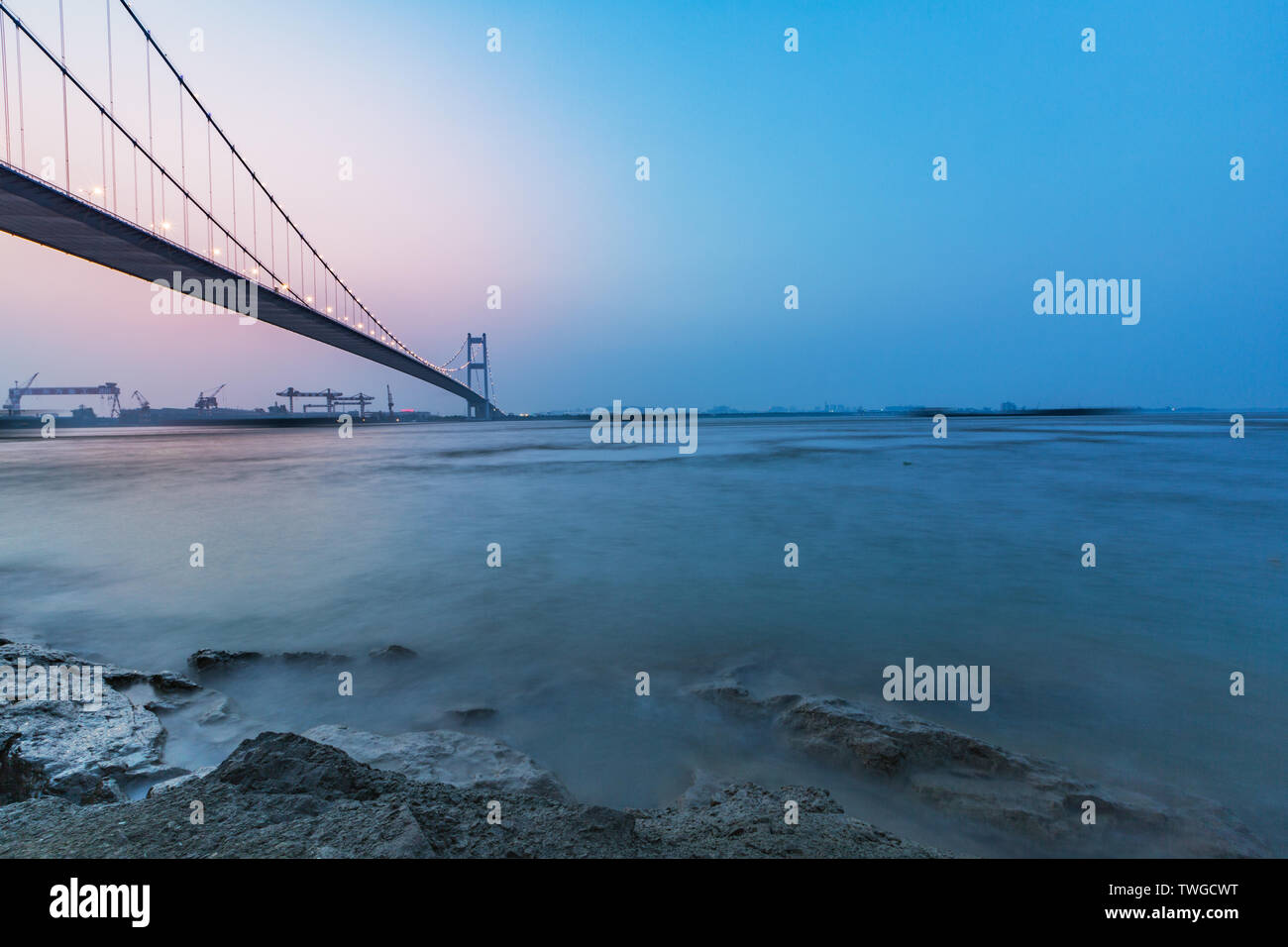 Jiangsu jiangyin yangtze river bridge Stock Photo - Alamy