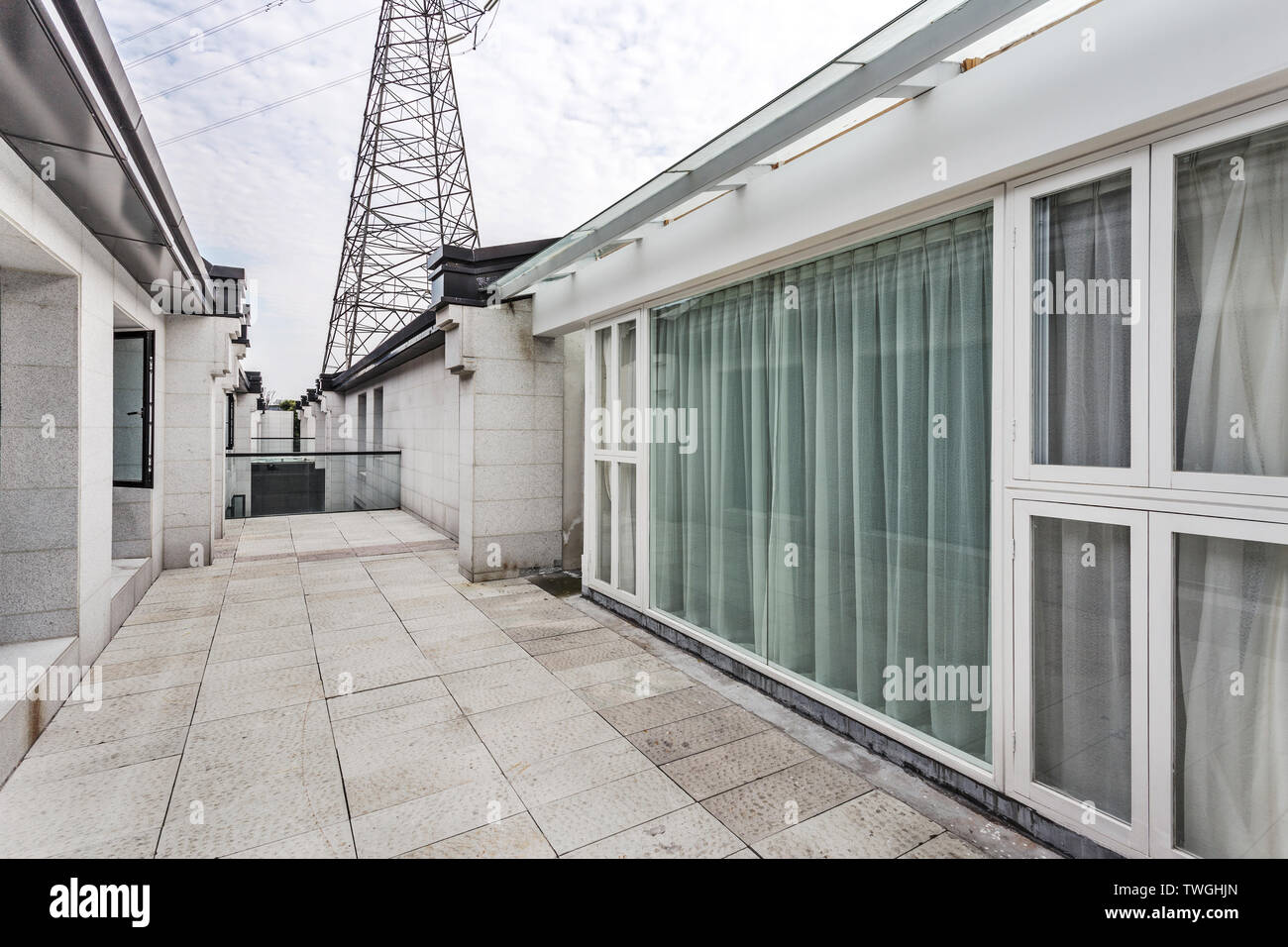 Glass roof between two buildings hi-res stock photography and images ...