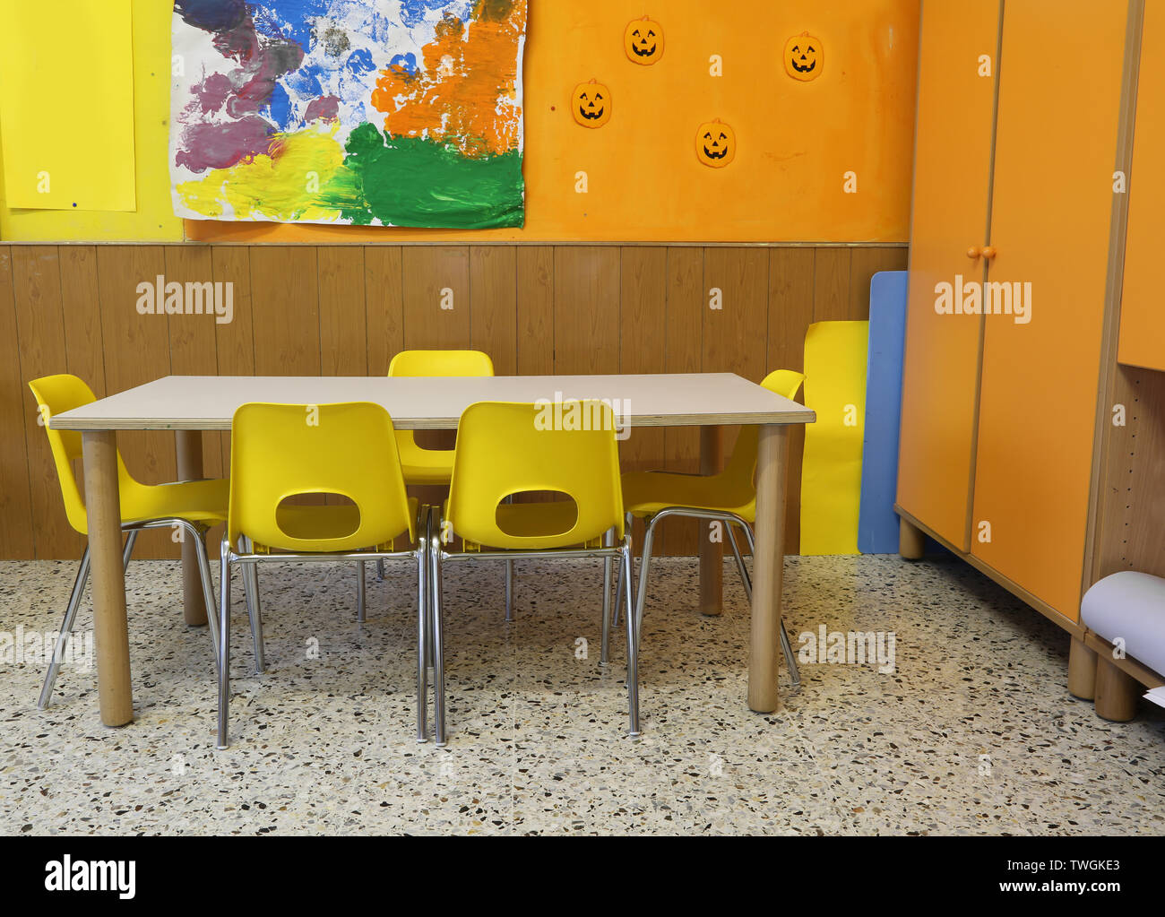 Kindergarten classroom yellow chairs hi-res stock photography and ...
