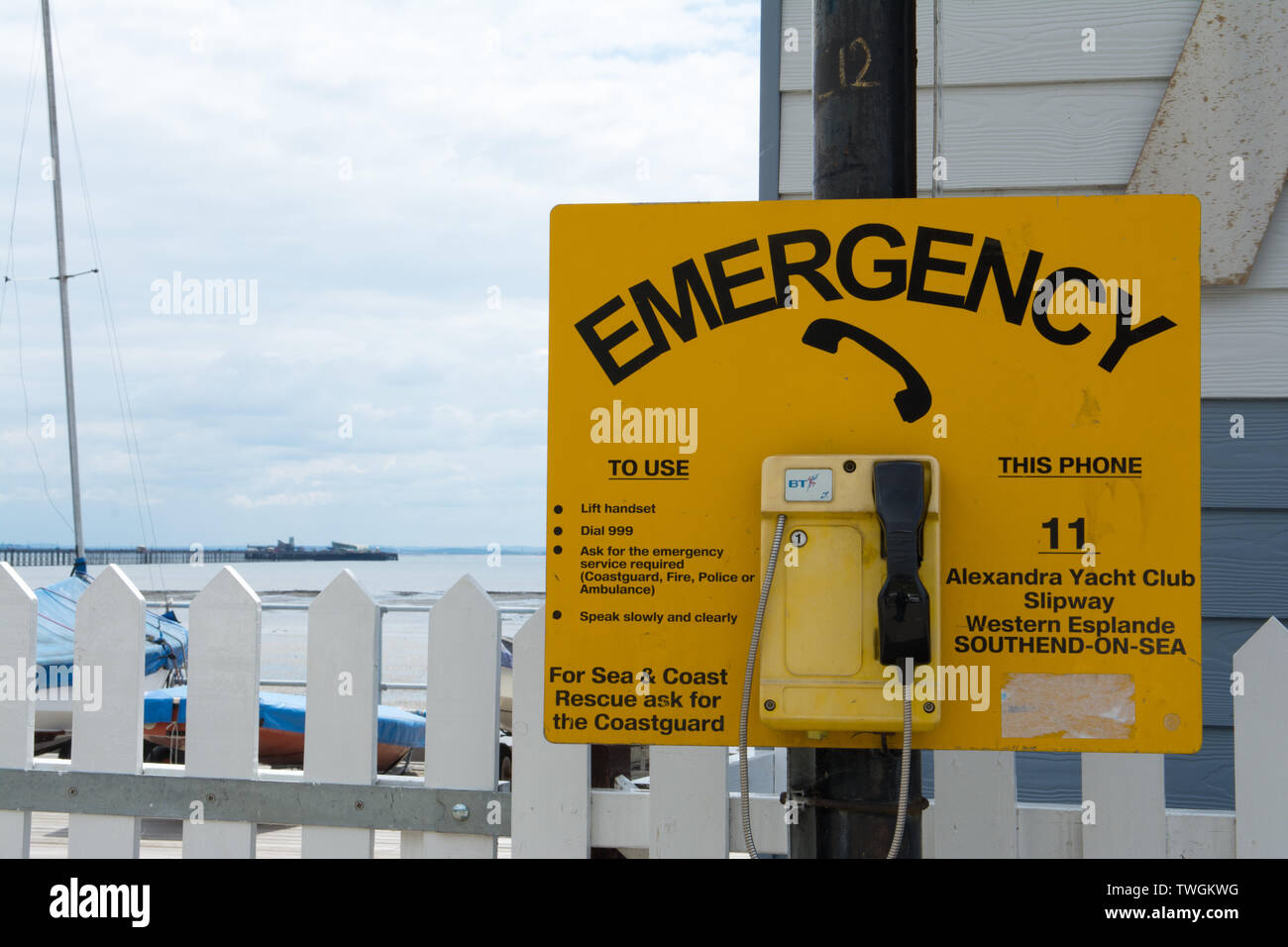 Emergency instructions phone box hi-res stock photography and images ...