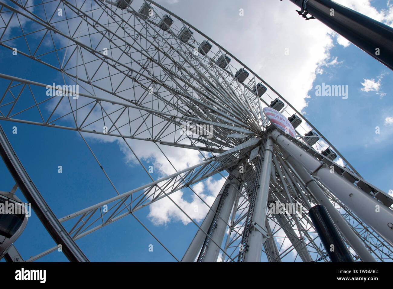 Ferris wheel behind blue sky hi-res stock photography and images - Alamy