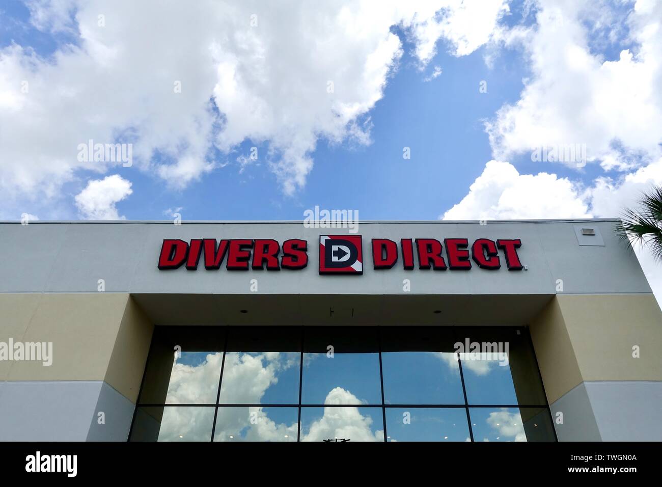 Orlando, FL/USA-6/18/19: The exterior view of a Divers Direct store ...