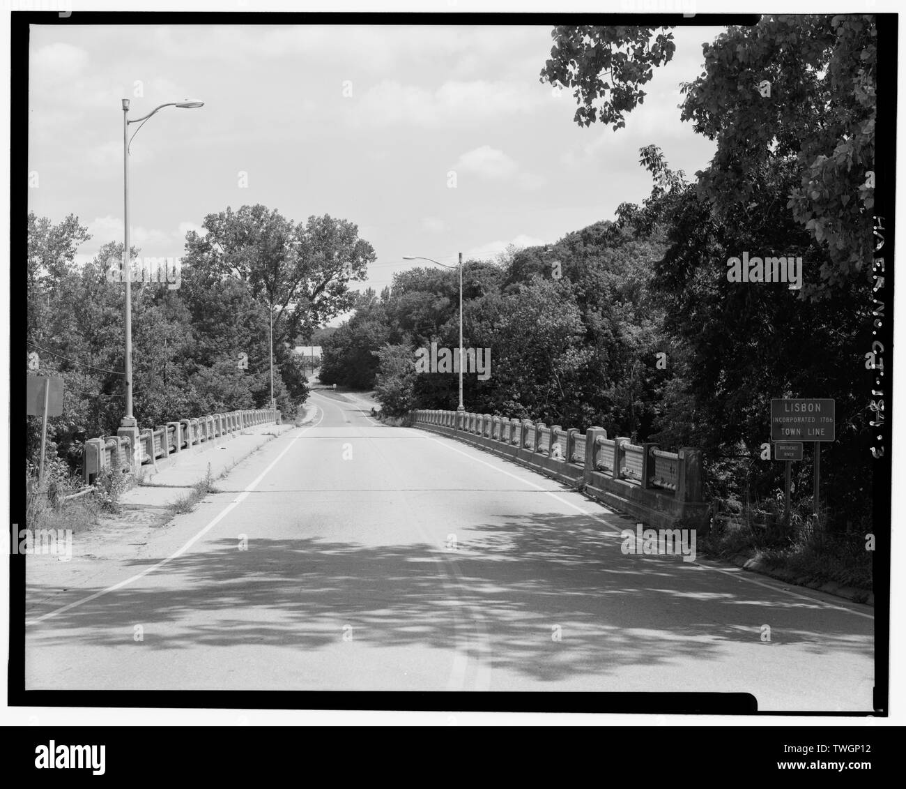 ROADWAY, WEST END, VIEW EAST - Shetucket River Deck-Truss Bridge ...