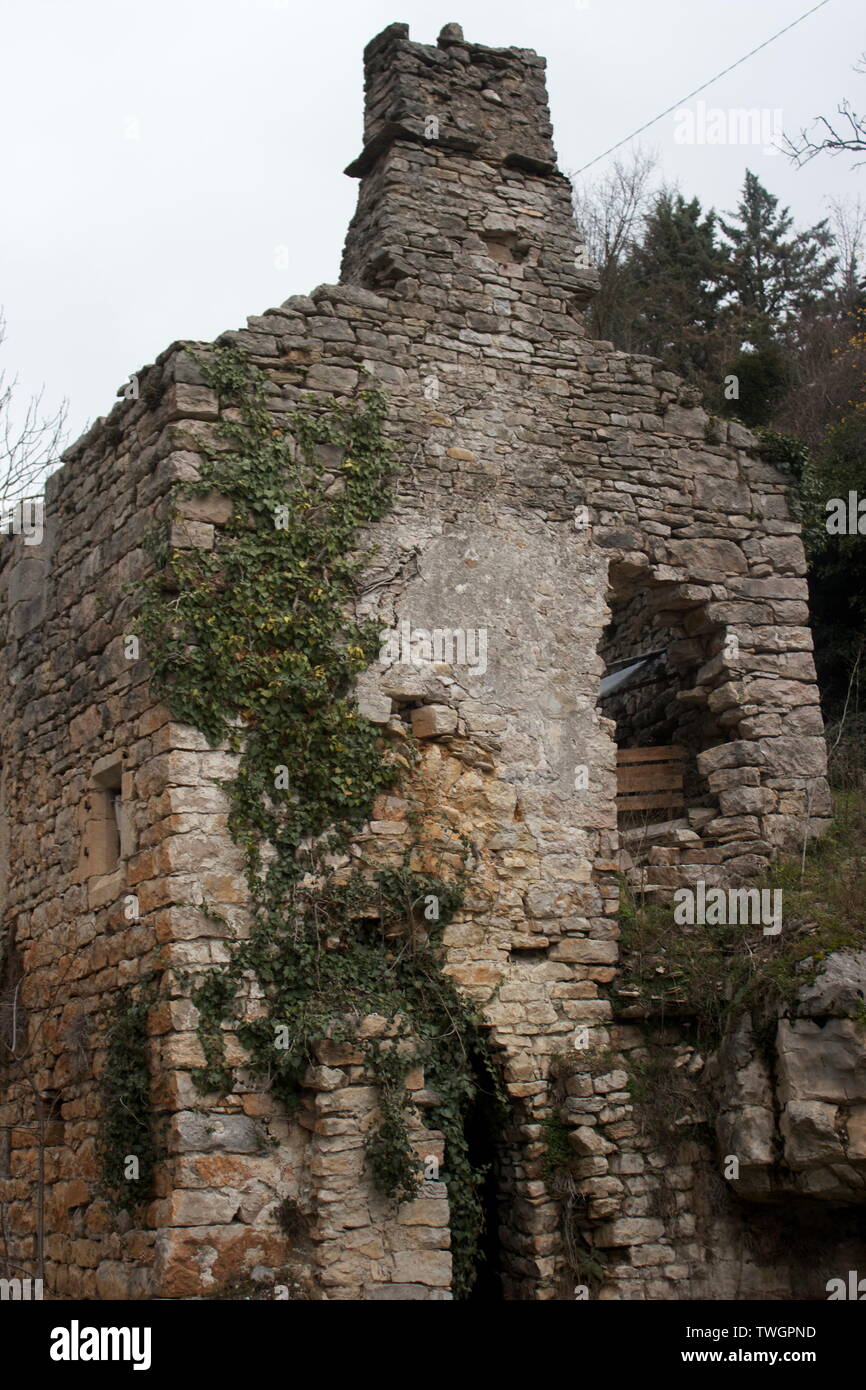 Old building france ruins house hi-res stock photography and images - Alamy