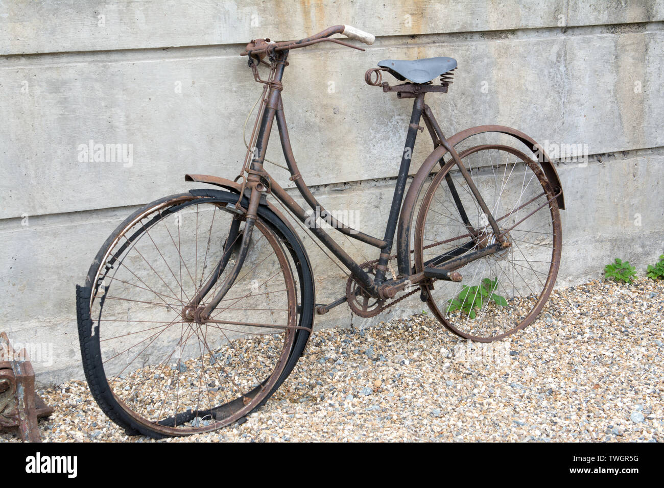 Rusting old bicycle leaning against a walll Stock Photo - Alamy