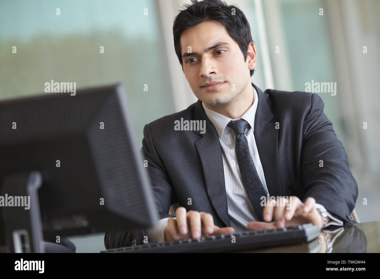 Employee looking down desktop hi-res stock photography and images - Alamy