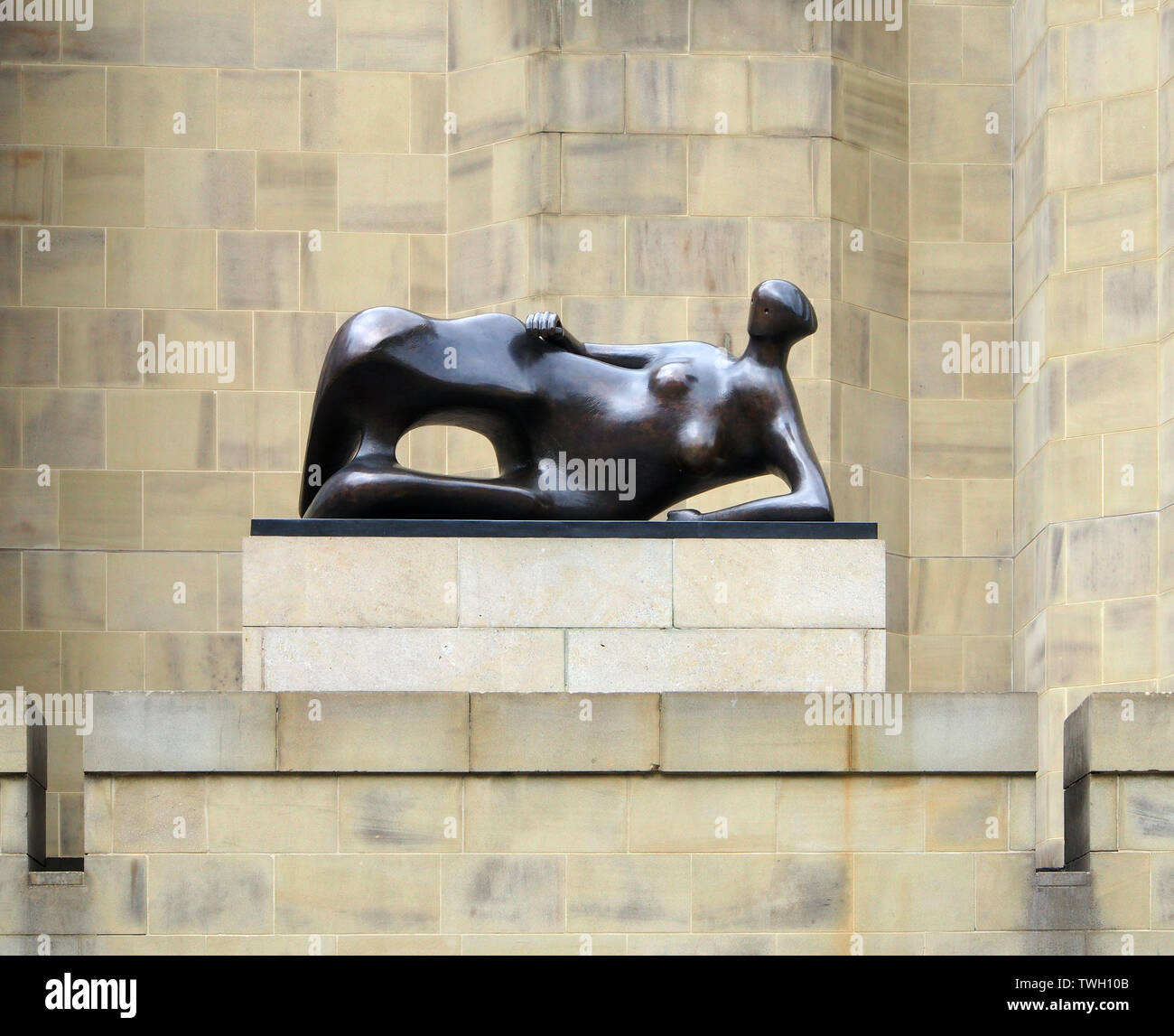 Henry Moore statue (bronze) outside the entrance to Leeds Art Gallery ...