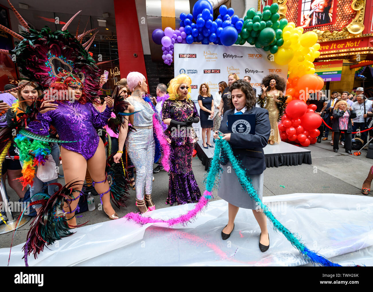 Guinness record official attempt hi-res stock photography and images ...