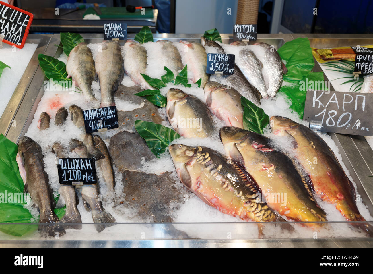 Supermarket fish display hi-res stock photography and images - Alamy