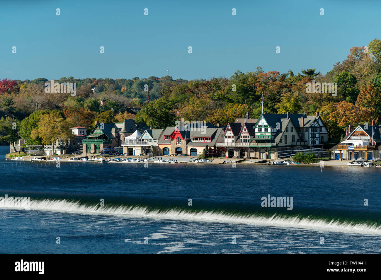 BOATHOUSE ROW SCHUYLKILL RIVER DOWNTOWN SKYLINE PHILADELPHIA ...