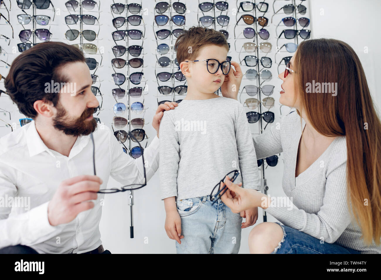 Family with little son in the glasses store Stock Photo - Alamy