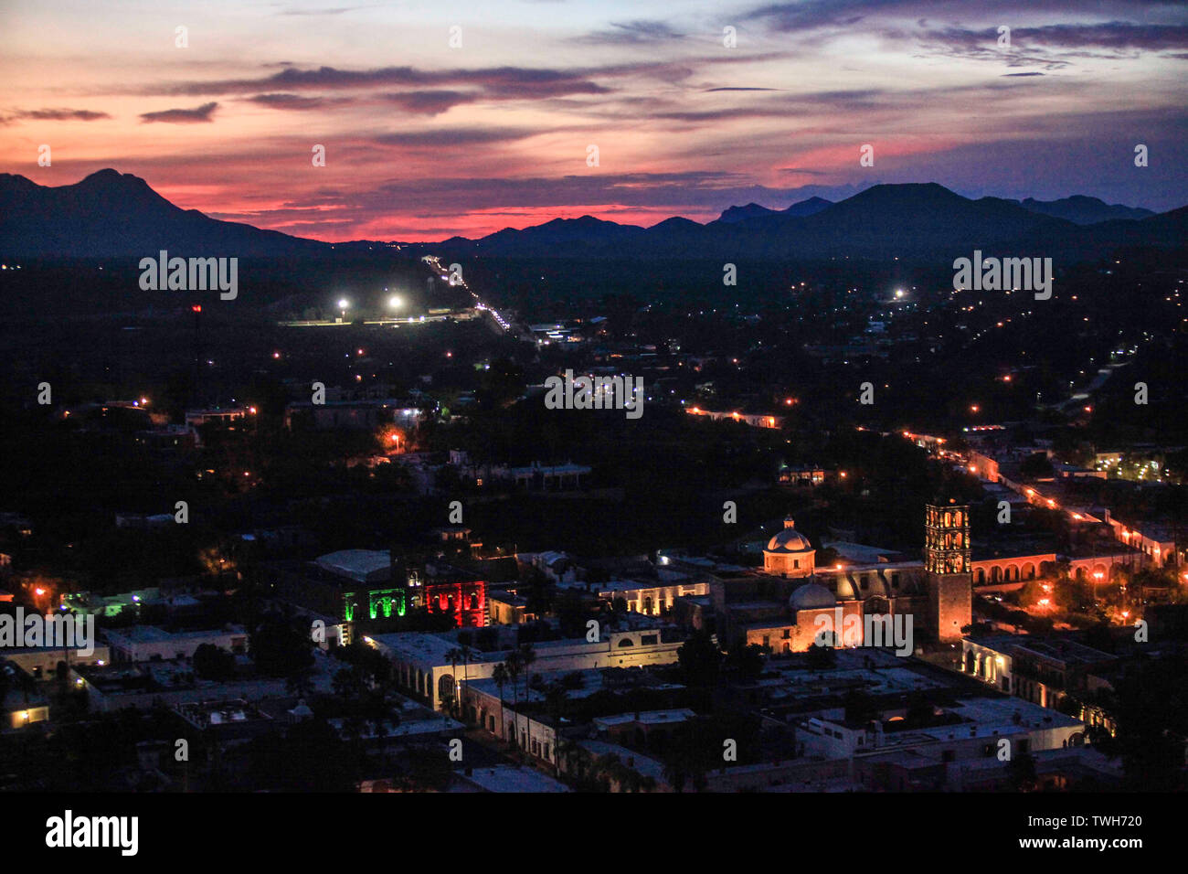 Vista panoraminca del pueblo de Alanos al atardecer Stock Photo - Alamy
