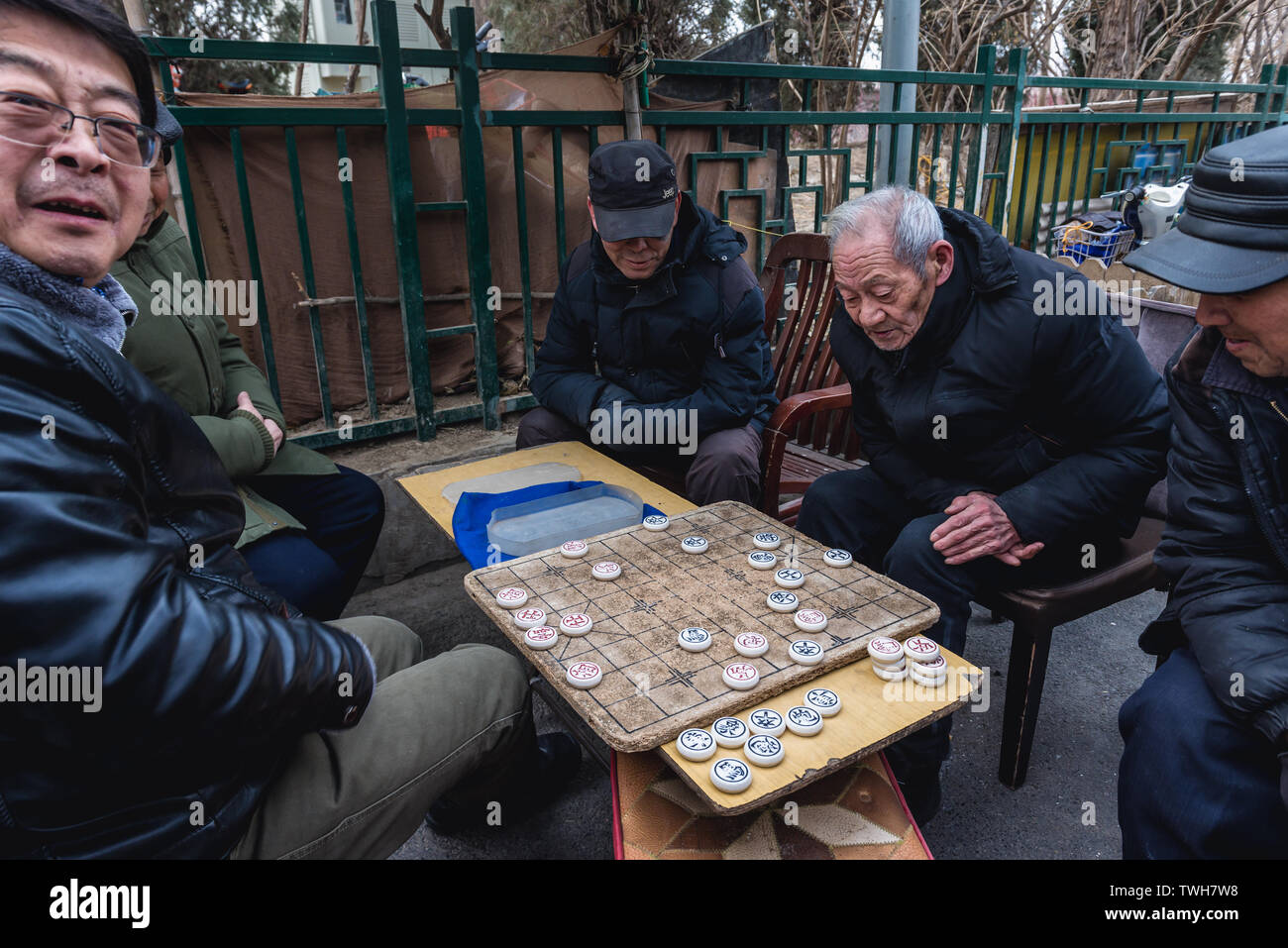 Old men playing chinese chess hi-res stock photography and images - Alamy