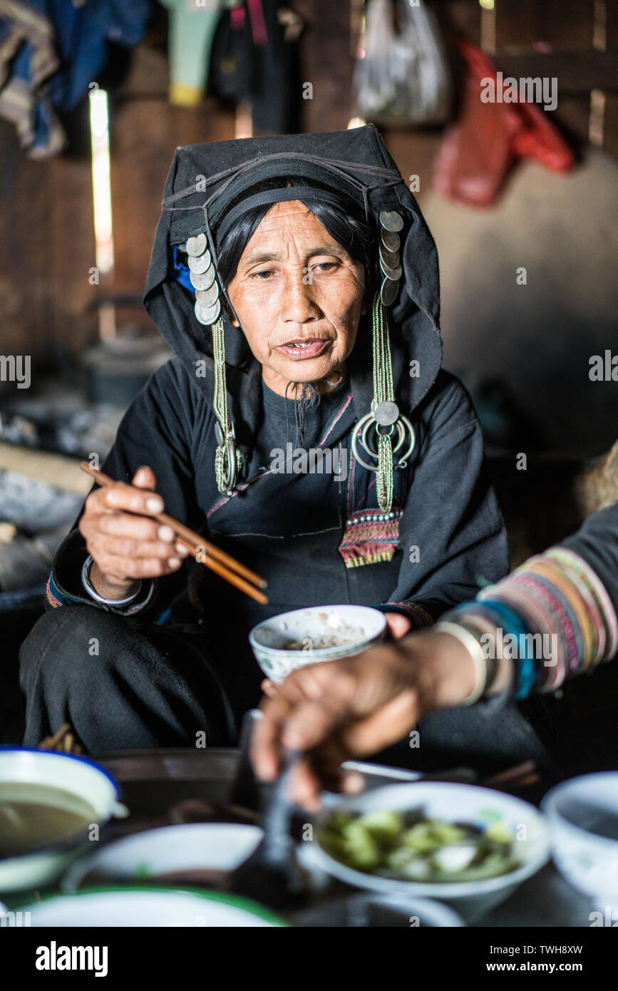 women Akha Pixor ethnicity and their childrens have lunch in the ...