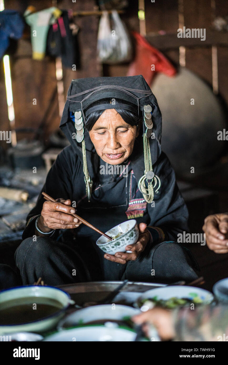 women Akha Pixor ethnicity and their childrens have lunch in the ...