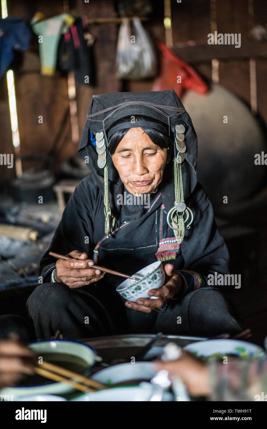 women Akha Pixor ethnicity and their childrens have lunch in the ...