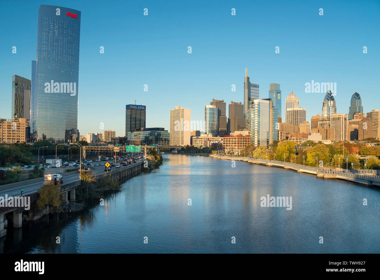 TRAIL WALK SCHUYLKILL RIVER DOWNTOWN SKYLINE PHILADELPHIA PENNSYLVANIA ...