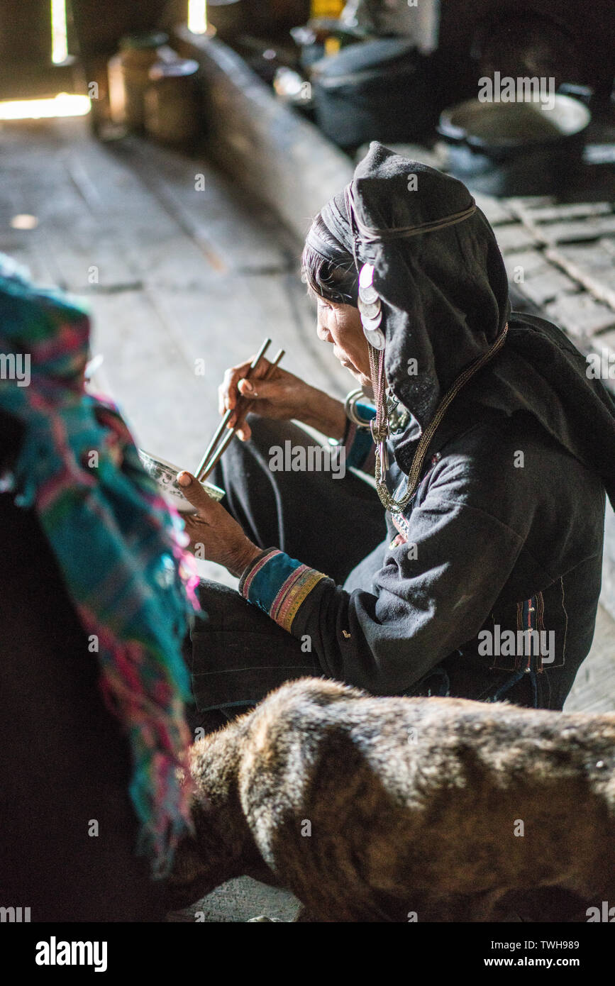 women Akha Pixor ethnicity and their childrens have lunch in the ...