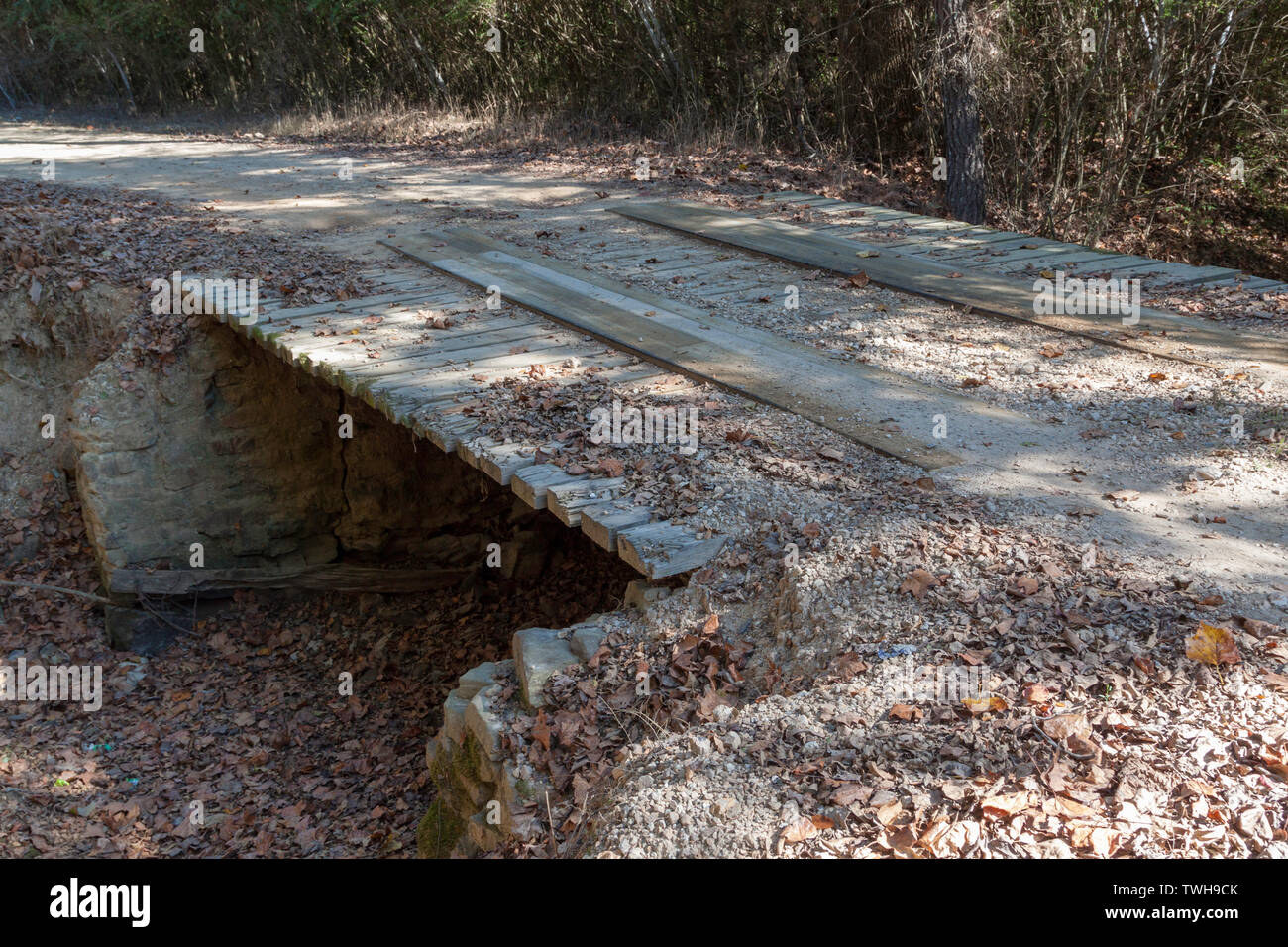 Rural country road with bridge hi-res stock photography and images - Alamy