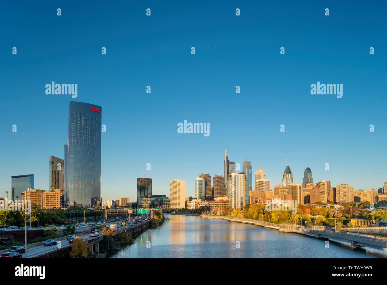 TRAIL WALK SCHUYLKILL RIVER DOWNTOWN SKYLINE PHILADELPHIA PENNSYLVANIA ...