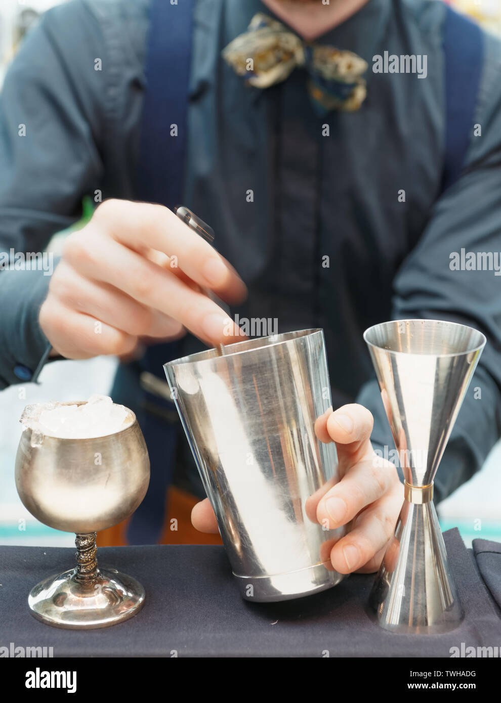 Bartender mixing cocktail hi-res stock photography and images - Alamy