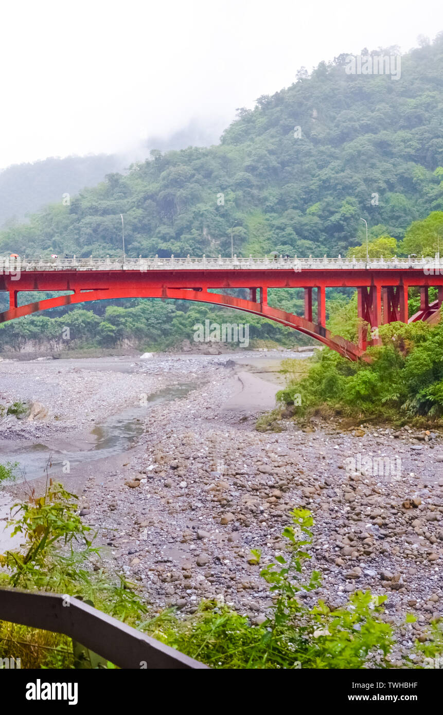 Red bridge in the taroko gorge national park hi-res stock photography ...