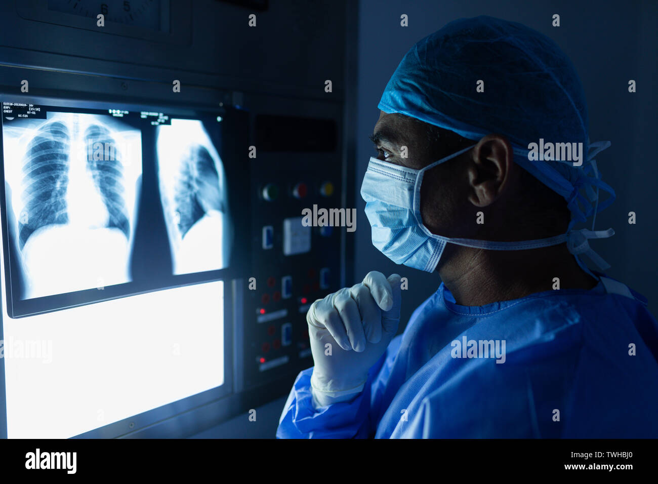 Reading x ray hi-res stock photography and images - Alamy