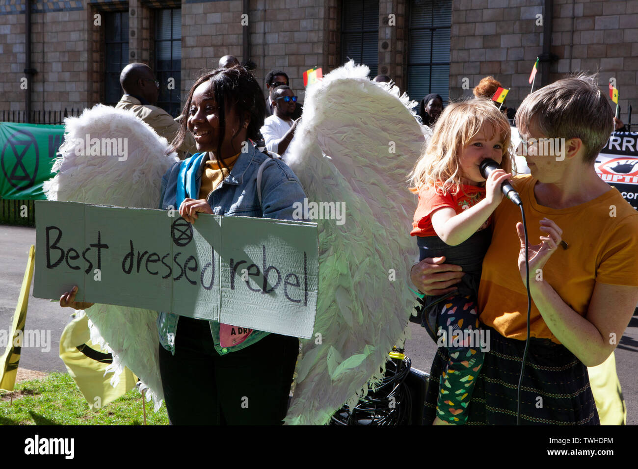 Extinction Rebellion protesters at the Natural History Museum opposing ...