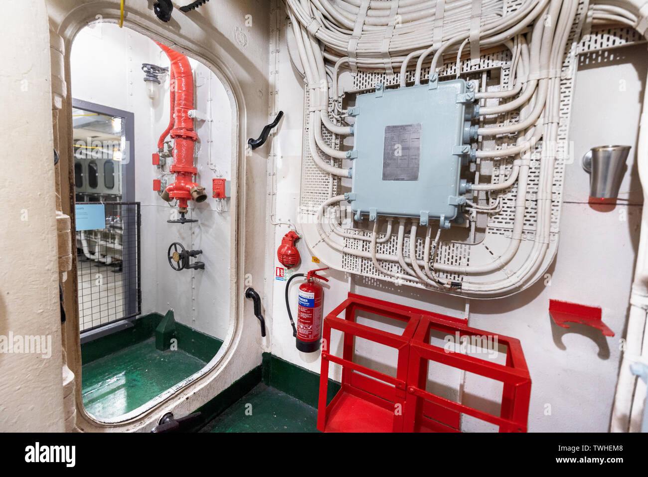 Royal navy destroyer ww2 hi-res stock photography and images - Alamy