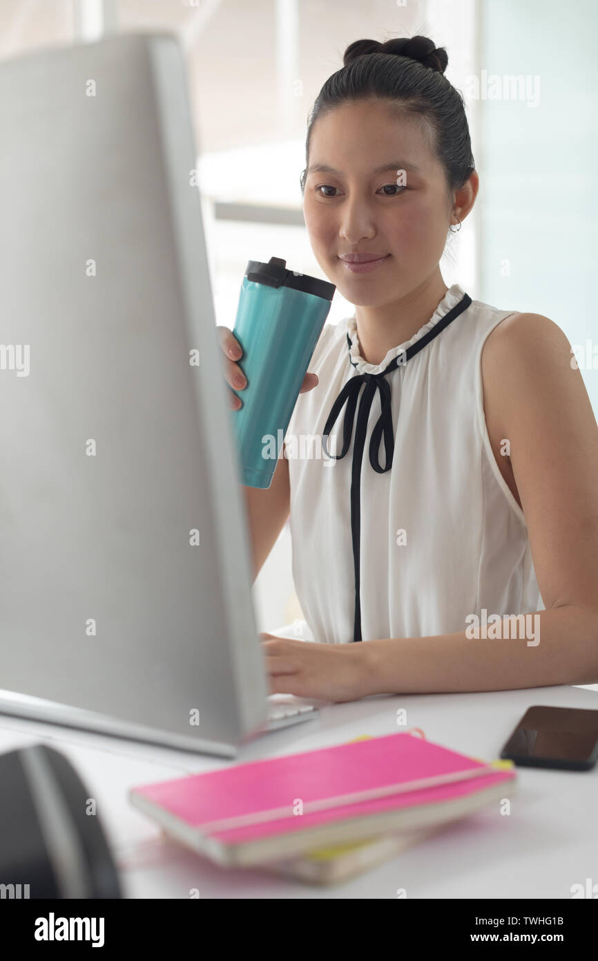 Woman computer desk drinking water hi-res stock photography and images ...