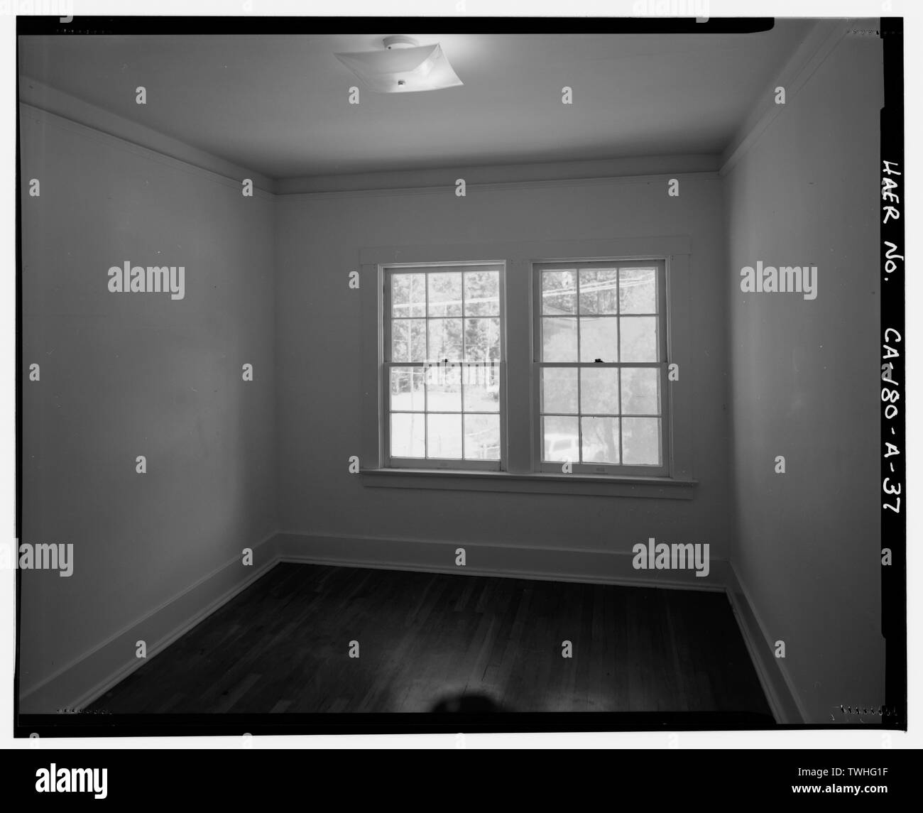 6 over 6 windows hi-res stock photography and images - Alamy