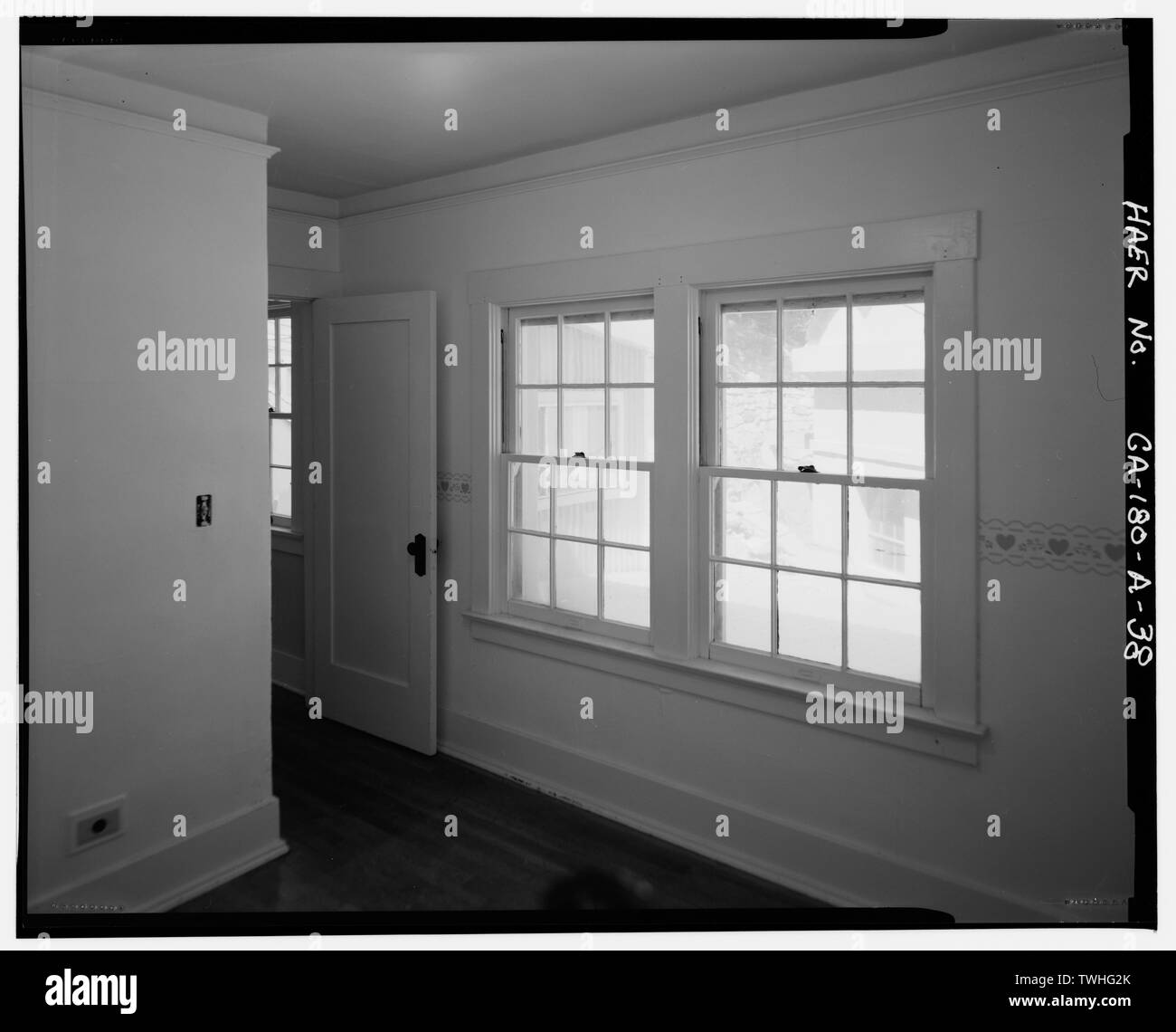 6 over 6 windows hi-res stock photography and images - Alamy