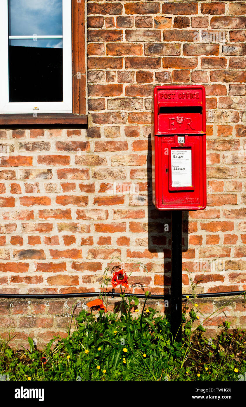 Er Post Box, Thirkleby, North Yorkshire, England Stock Photo - Alamy
