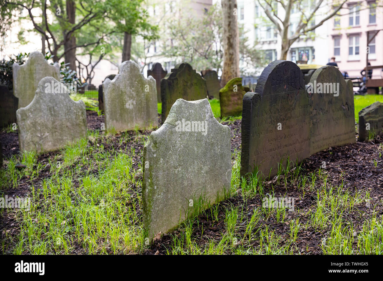 New york city cemetery hi-res stock photography and images - Alamy