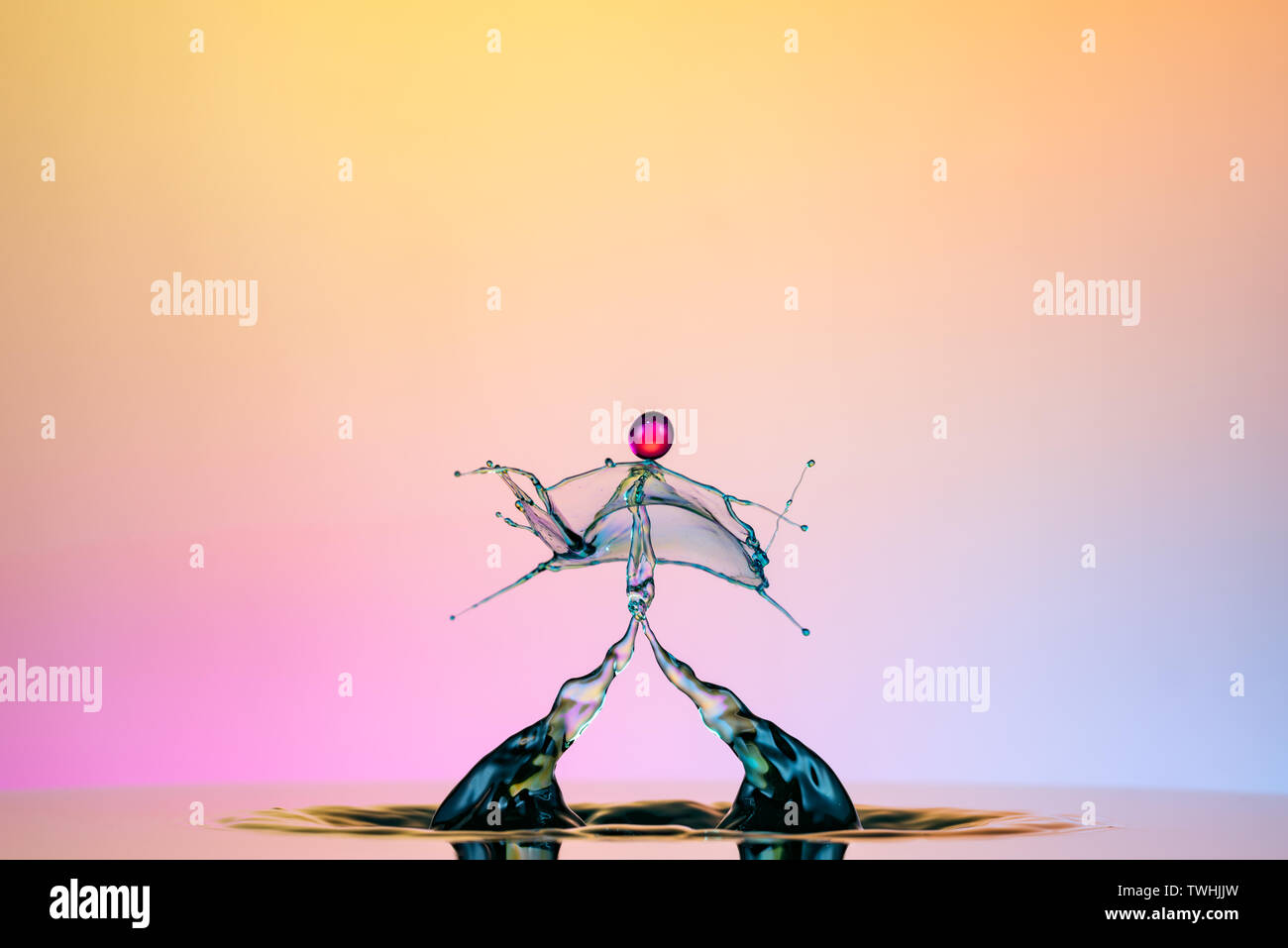 Precisely control the drop of water droplets, causing them to collide ...