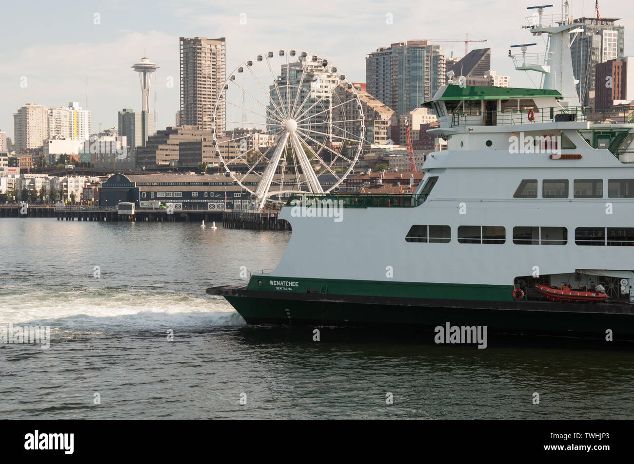 Seattle skyline with ferry boat with the Spaceneedle, Seattle Aquarium ...