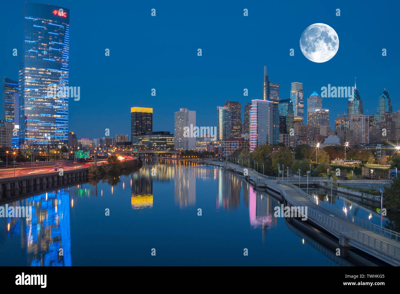 TRAIL WALK SCHUYLKILL RIVER DOWNTOWN SKYLINE PHILADELPHIA PENNSYLVANIA ...