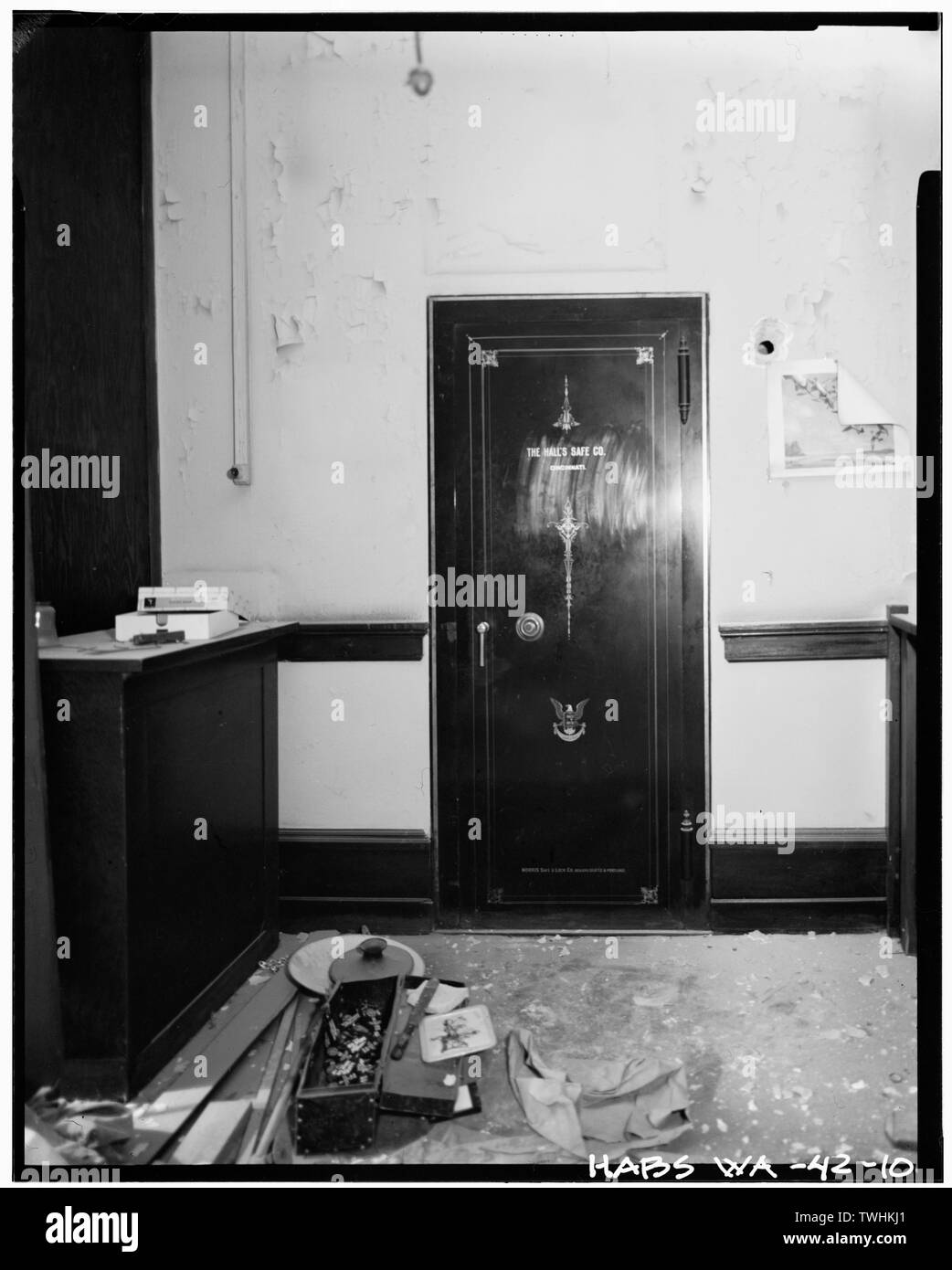 SECOND FLOOR, SOUTHWEST ROOM, BANK VAULT DOOR - Mutual Life Building ...