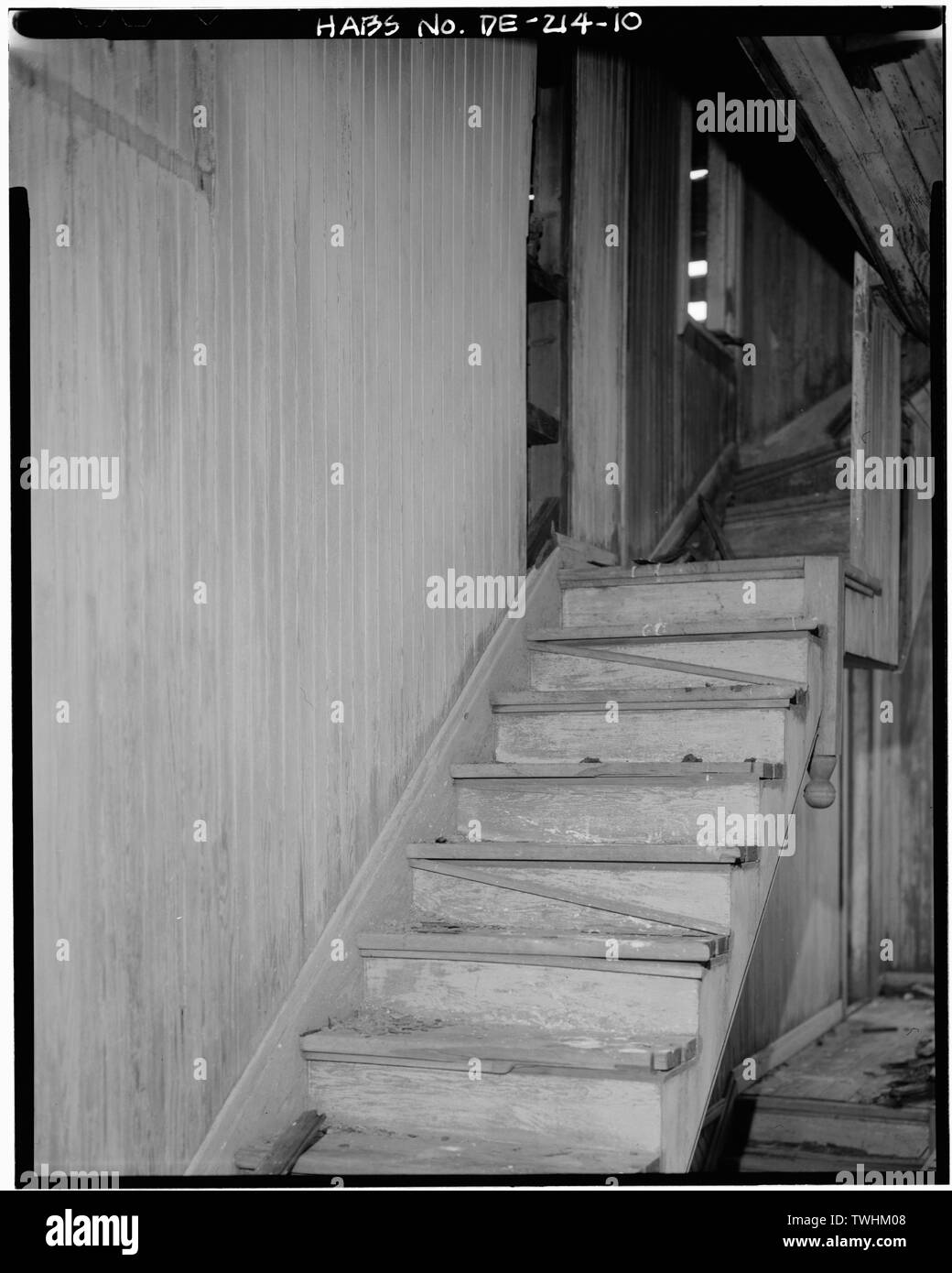 SECOND FLOOR, STAIRWAY TO CUPOLA, LOOKING WEST - Port Mahon Lighthouse ...