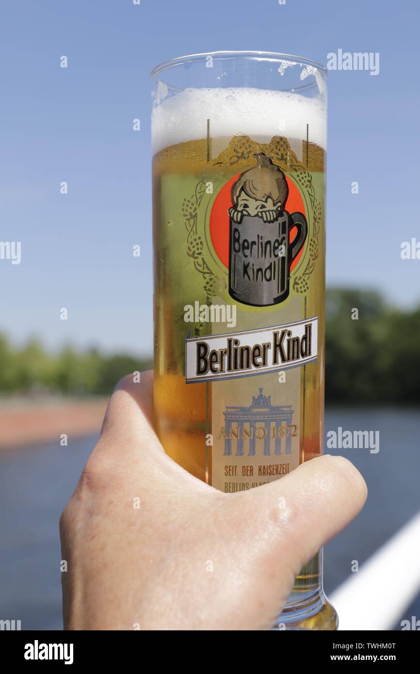 Glass cold beer draft hi-res stock photography and images - Alamy