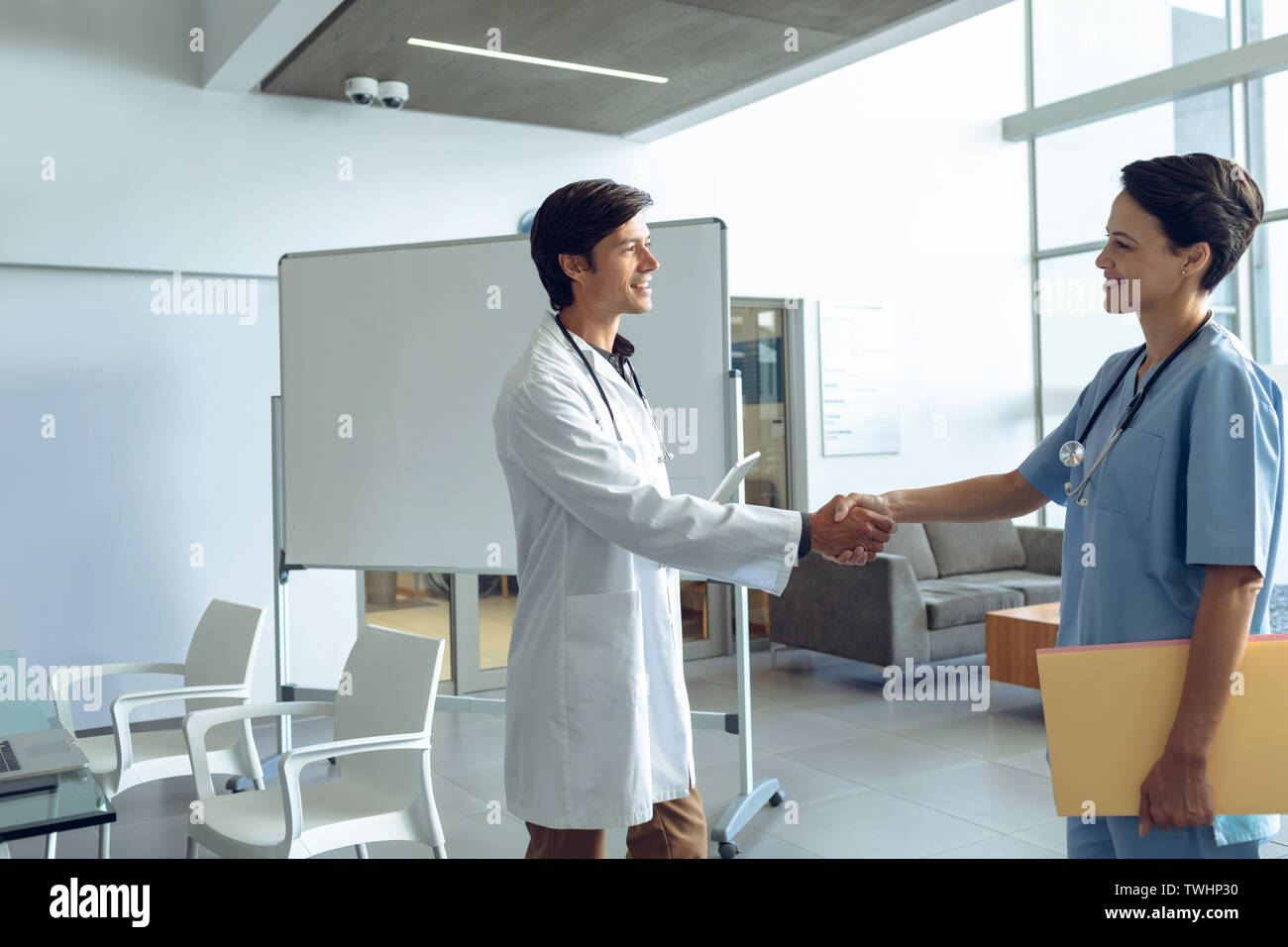 Doctor nurse shaking hands in hi-res stock photography and images - Alamy