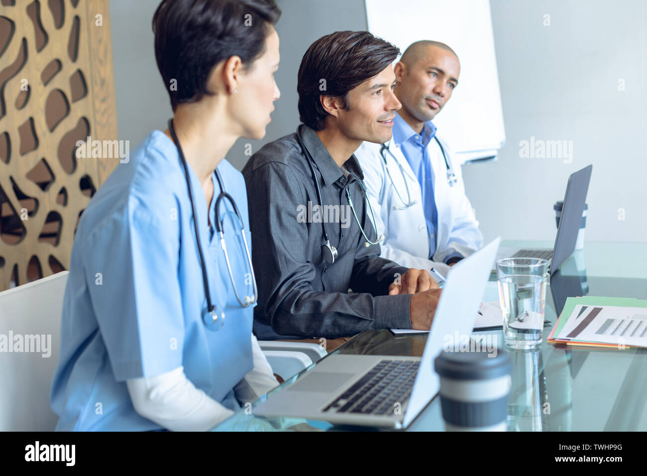 Medical team discussing hospital hi-res stock photography and images ...