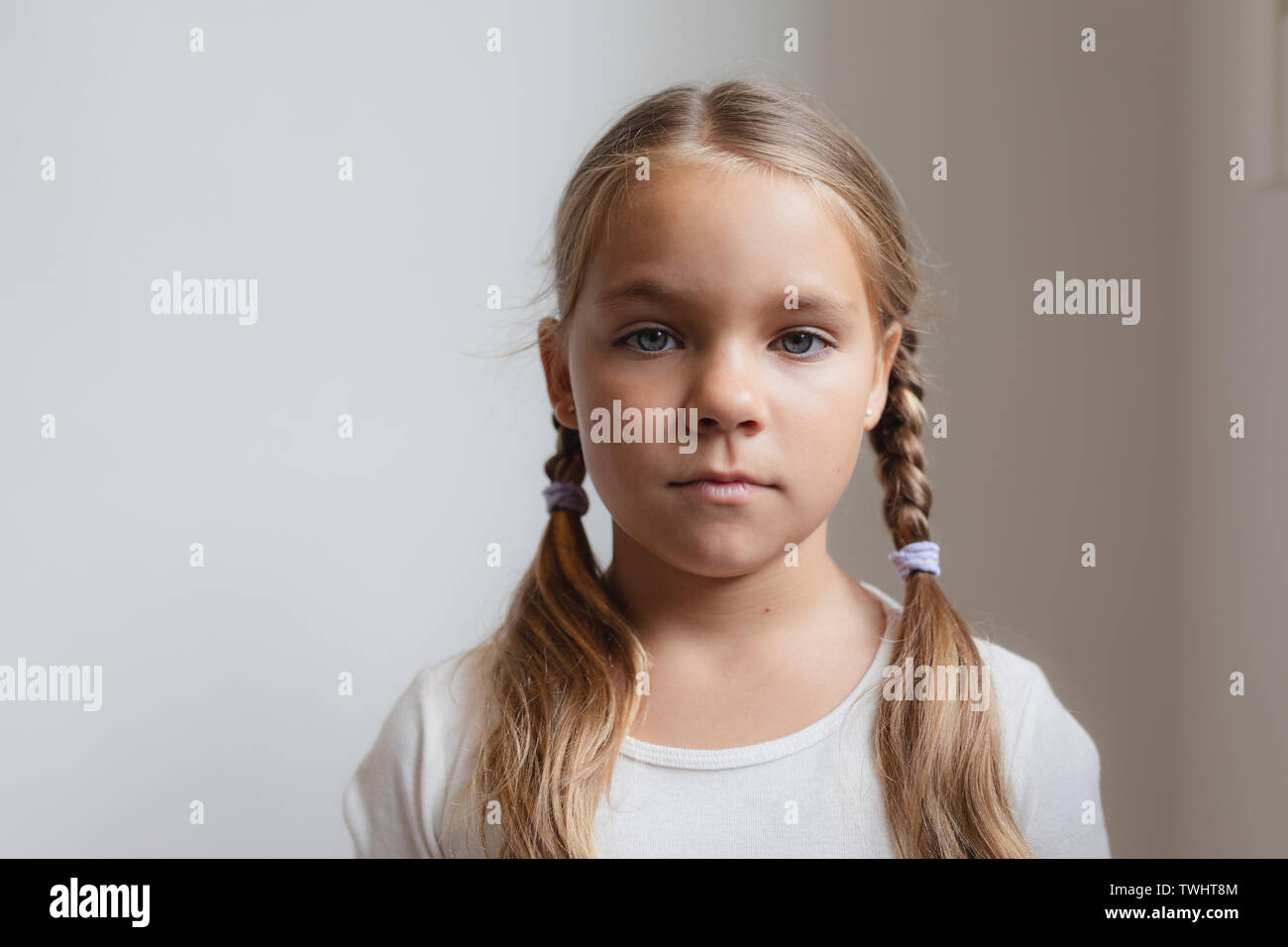 Girl girls female looking hi-res stock photography and images - Alamy