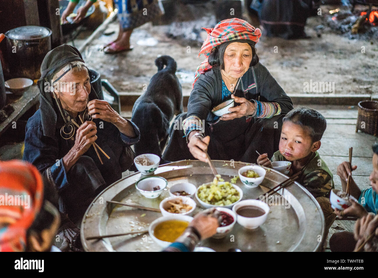 women Akha Pixor ethnicity and their childrens have lunch in the ...