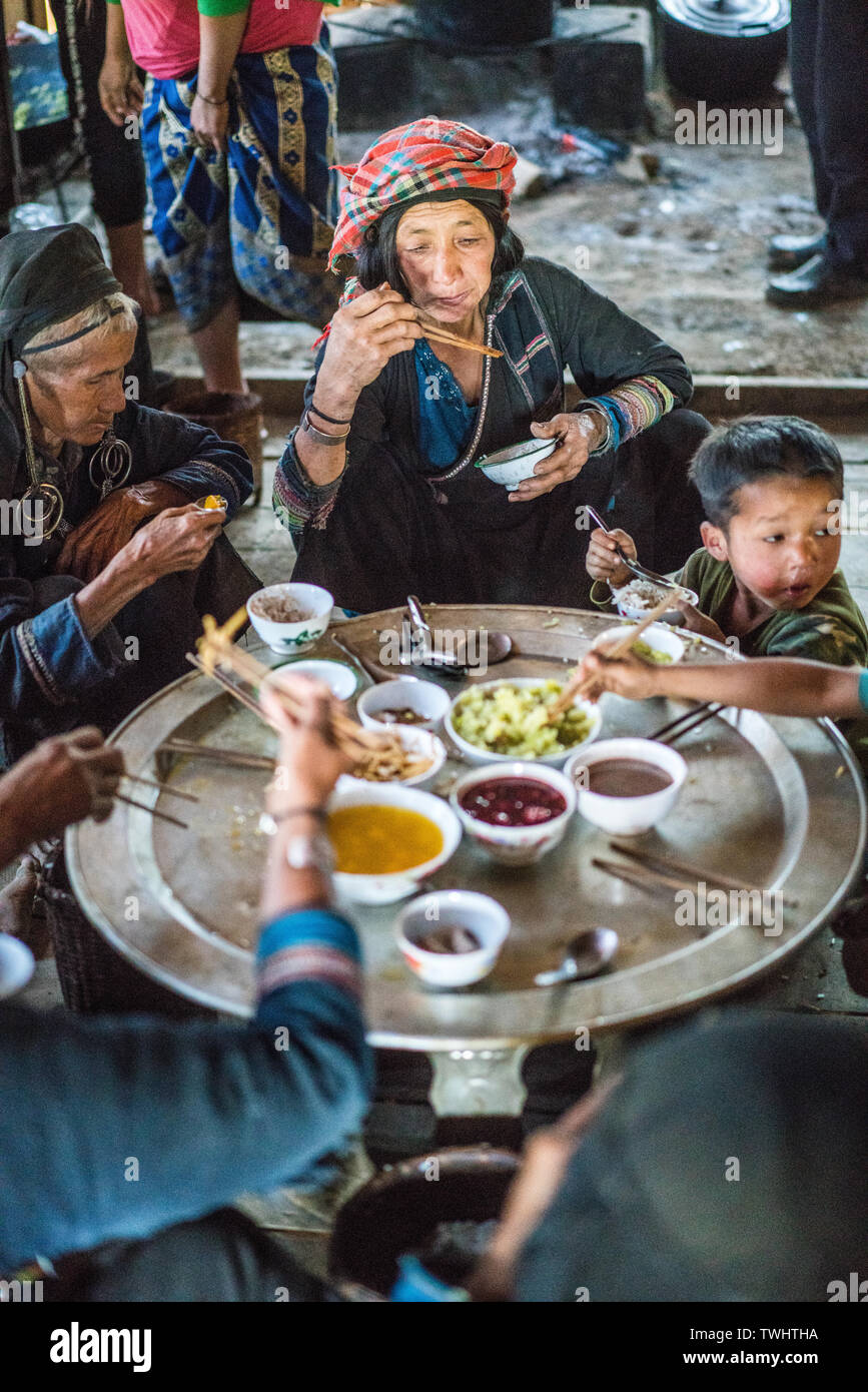 women Akha Pixor ethnicity and their childrens have lunch in the ...