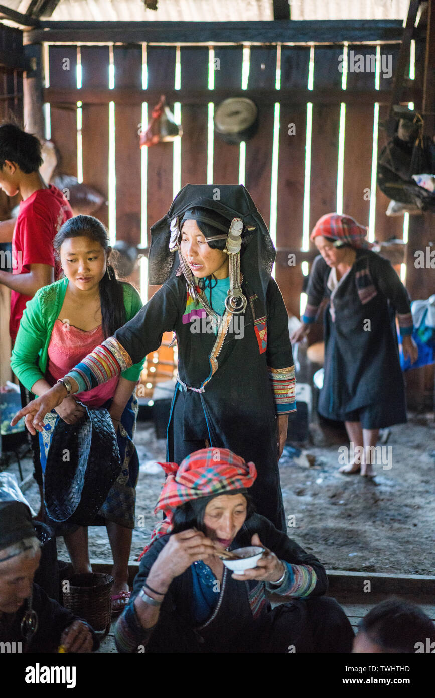 women Akha Pixor ethnicity and their childrens have lunch in the ...
