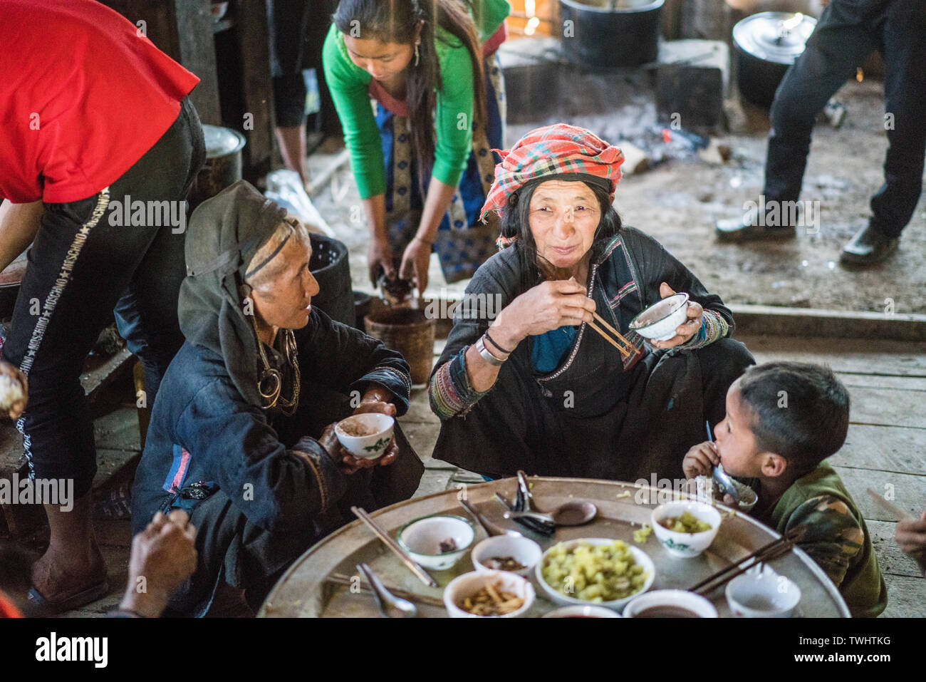 women Akha Pixor ethnicity and their childrens have lunch in the ...