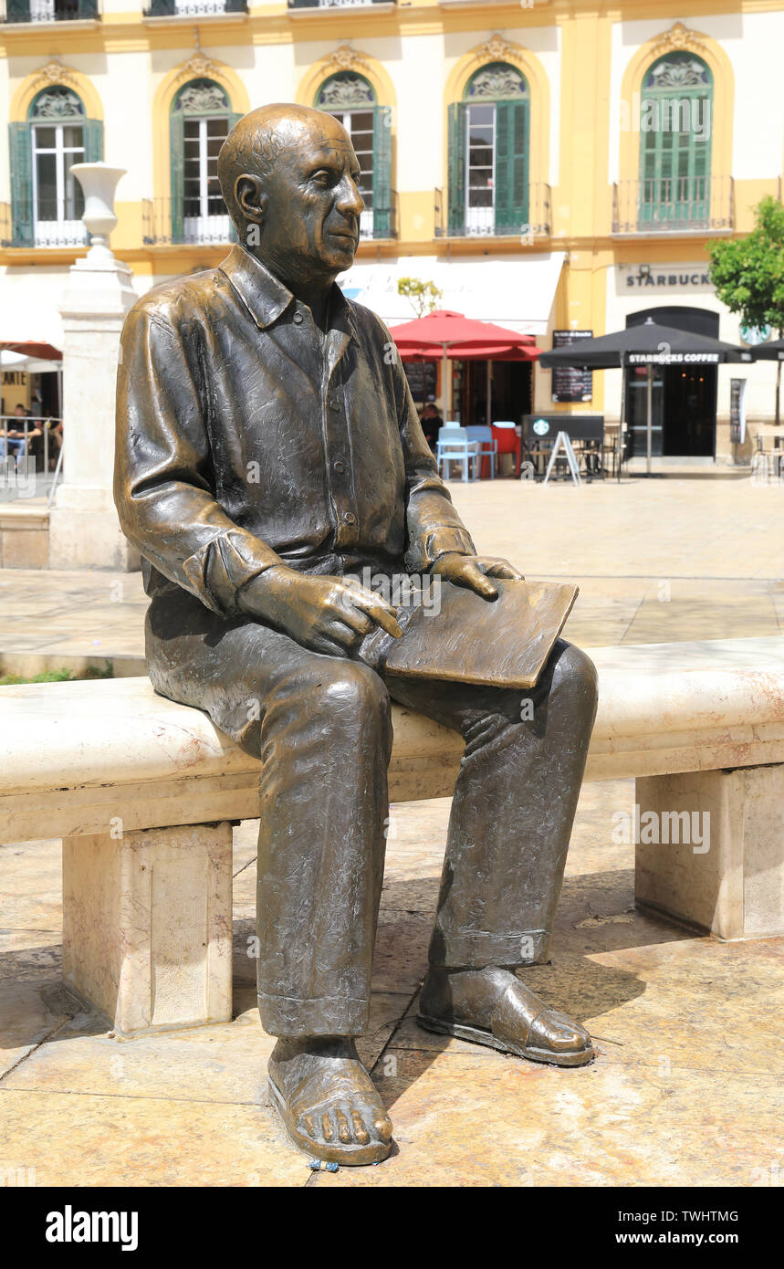Statue man sitting on bench hi-res stock photography and images - Alamy