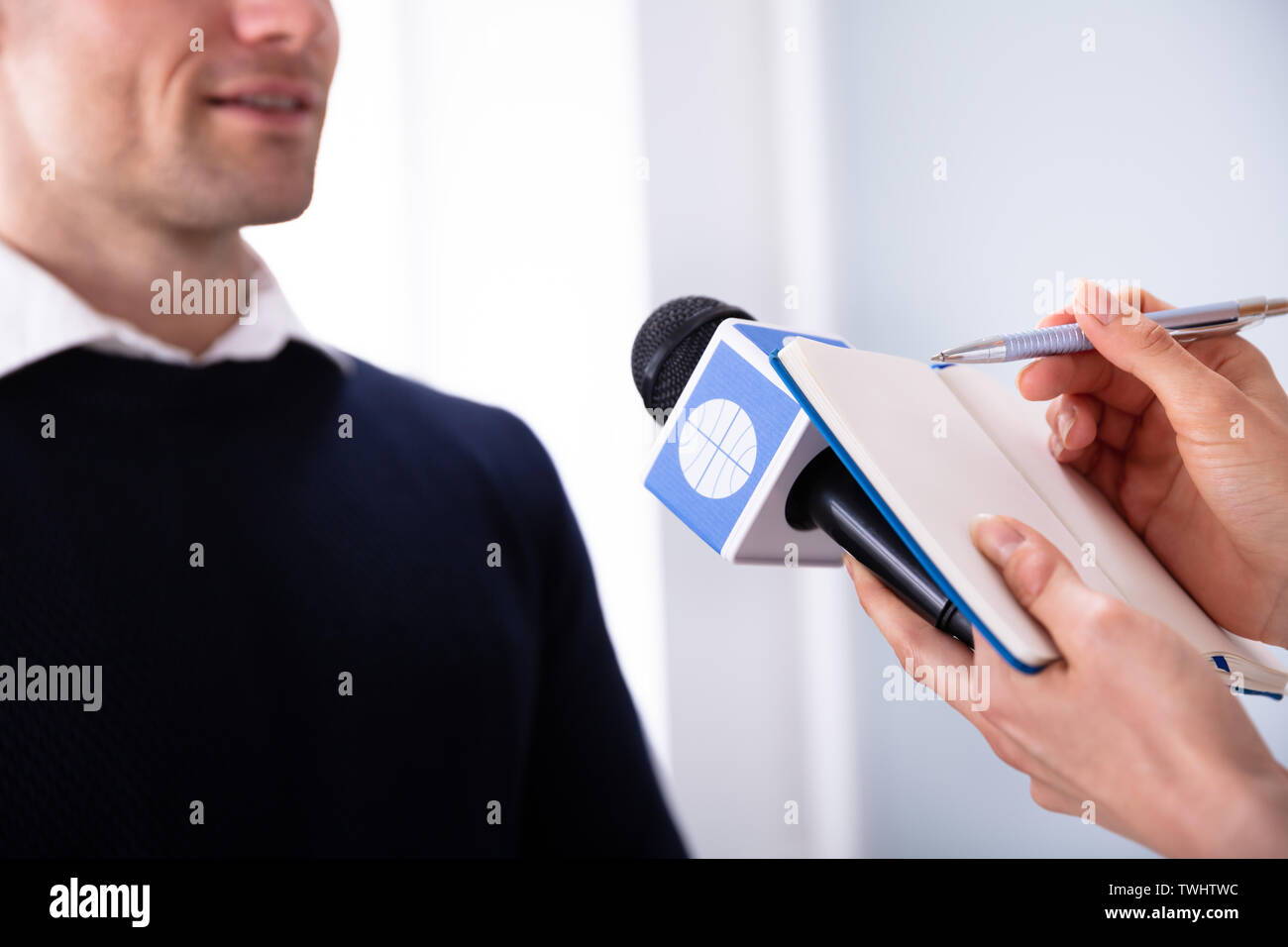 Female journalist hi-res stock photography and images - Alamy